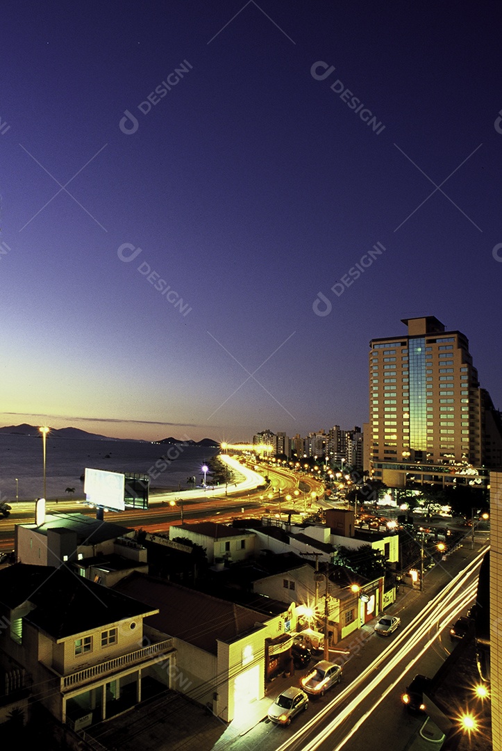 Cidade iluminada sobre ruas movimentada [download] - Designi