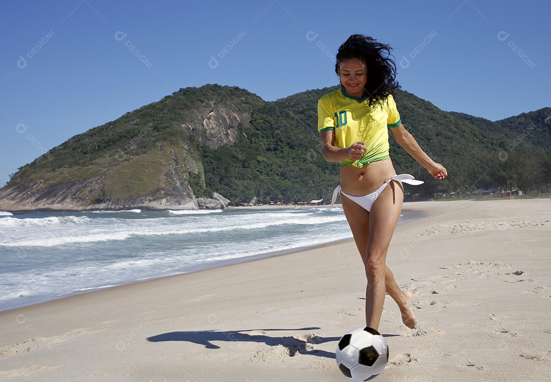 Mulher jogando bola na praia [download] - Designi