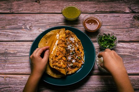 Gringa, prato típico mexicano. Gringa pastor a la diabla servida com ...