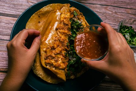 Gringa, prato típico mexicano. Gringa pastor a la diabla servida com ...