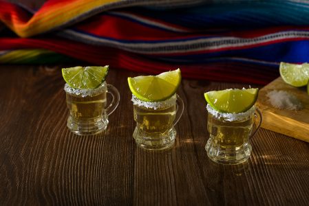 Shots de tequila com sal e limão em uma mesa de bar. Shots de tequila e ...
