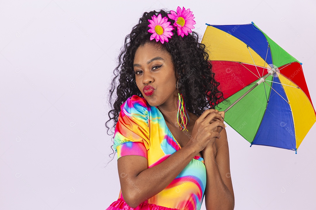 Linda mulher cabelo cacheado vestida com fantasia de carnaval estilo ...