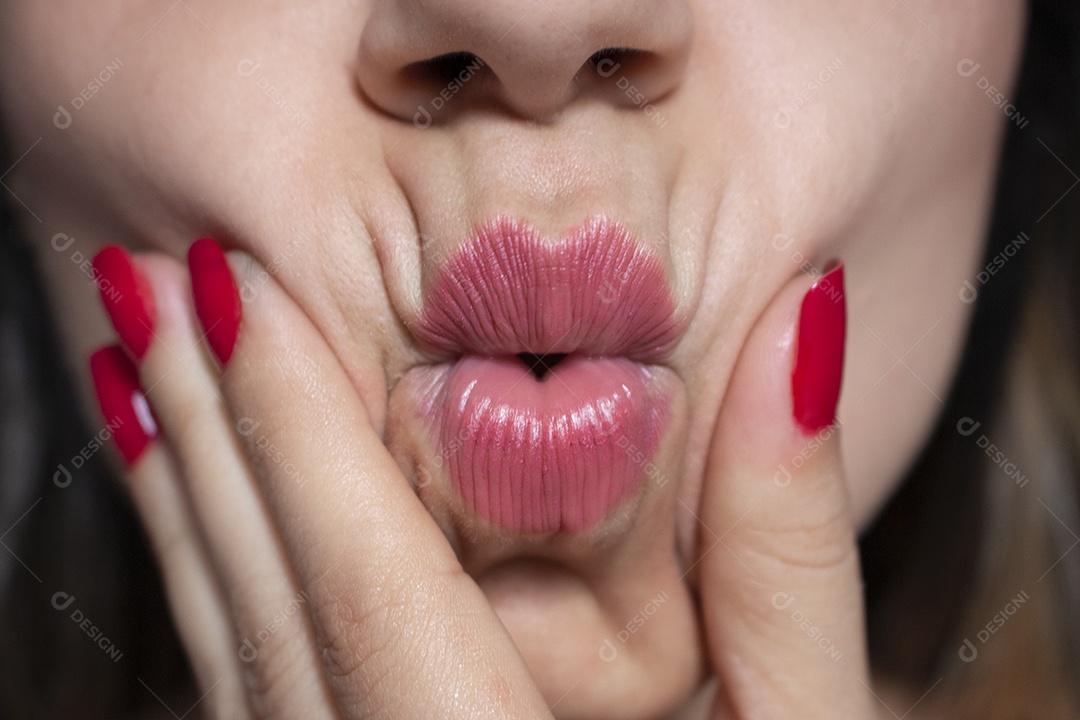 Boca feminina jovem com lábios carnudos e batom vermelho [download] - Designi