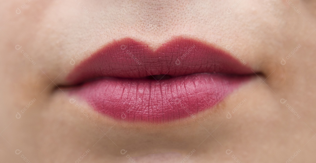 Boca feminina jovem com lábios carnudos e batom vermelho [download] - Designi