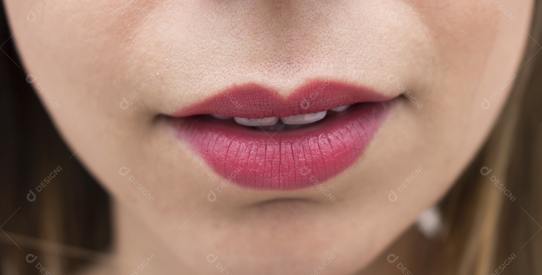 Boca feminina jovem com lábios carnudos e batom vermelho [download] - Designi
