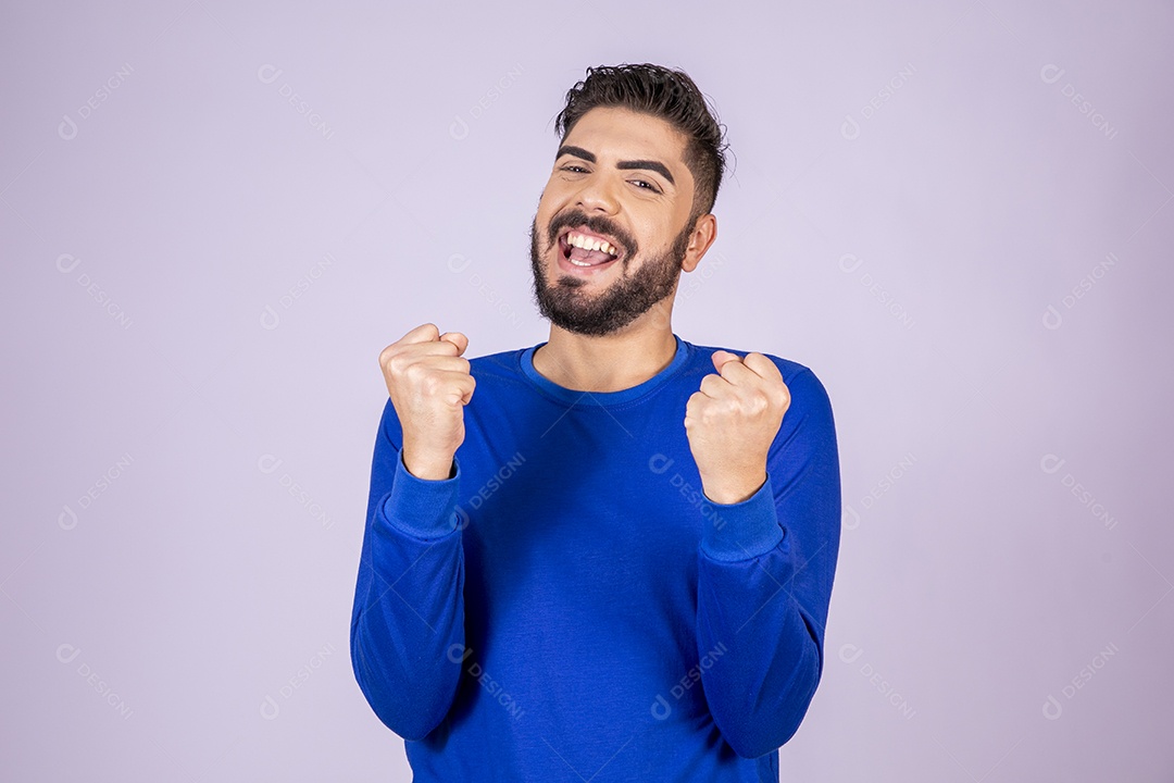 Homem comemorando e sorrindo [download] - Designi