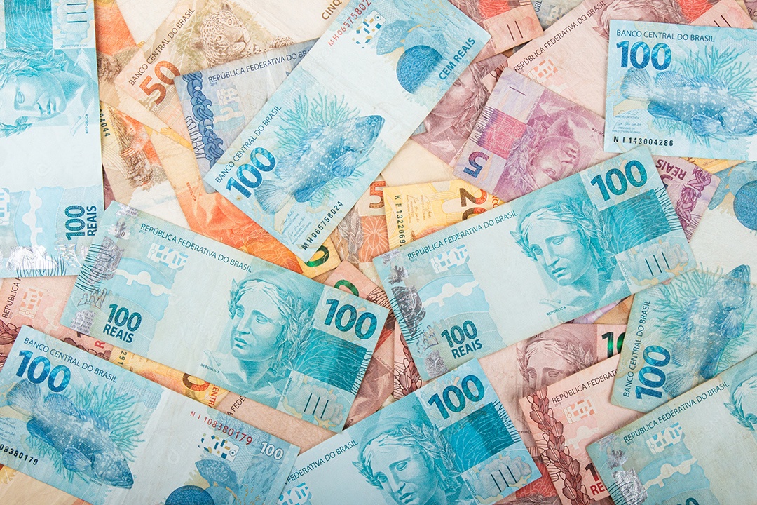 Diversas notas de real brasileiro incluindo 100 50 20 10 5 e 2 reais ...