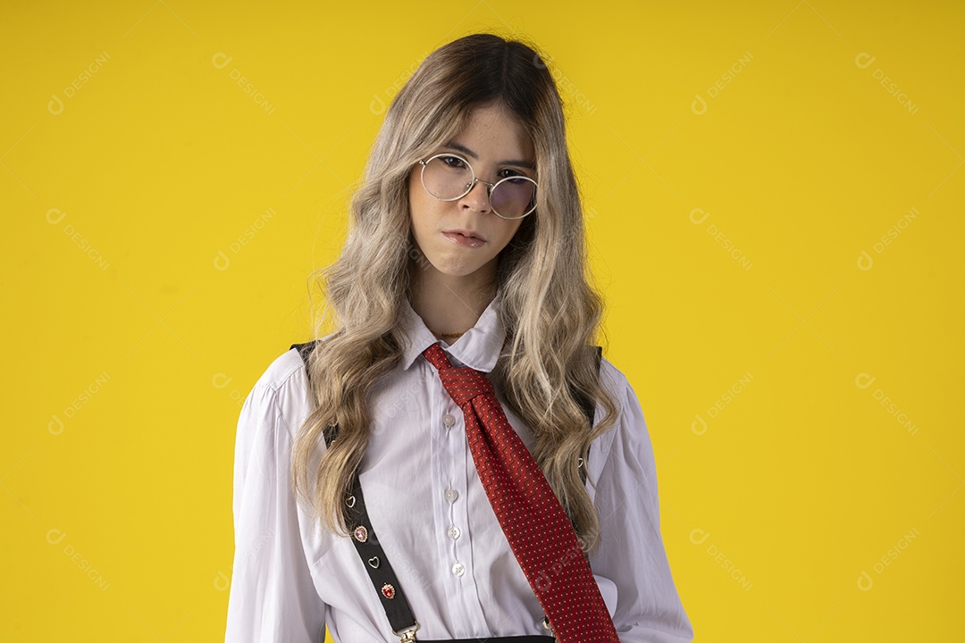 Jovem garota com traje clássico de estudante saia gravata e camisa de ...